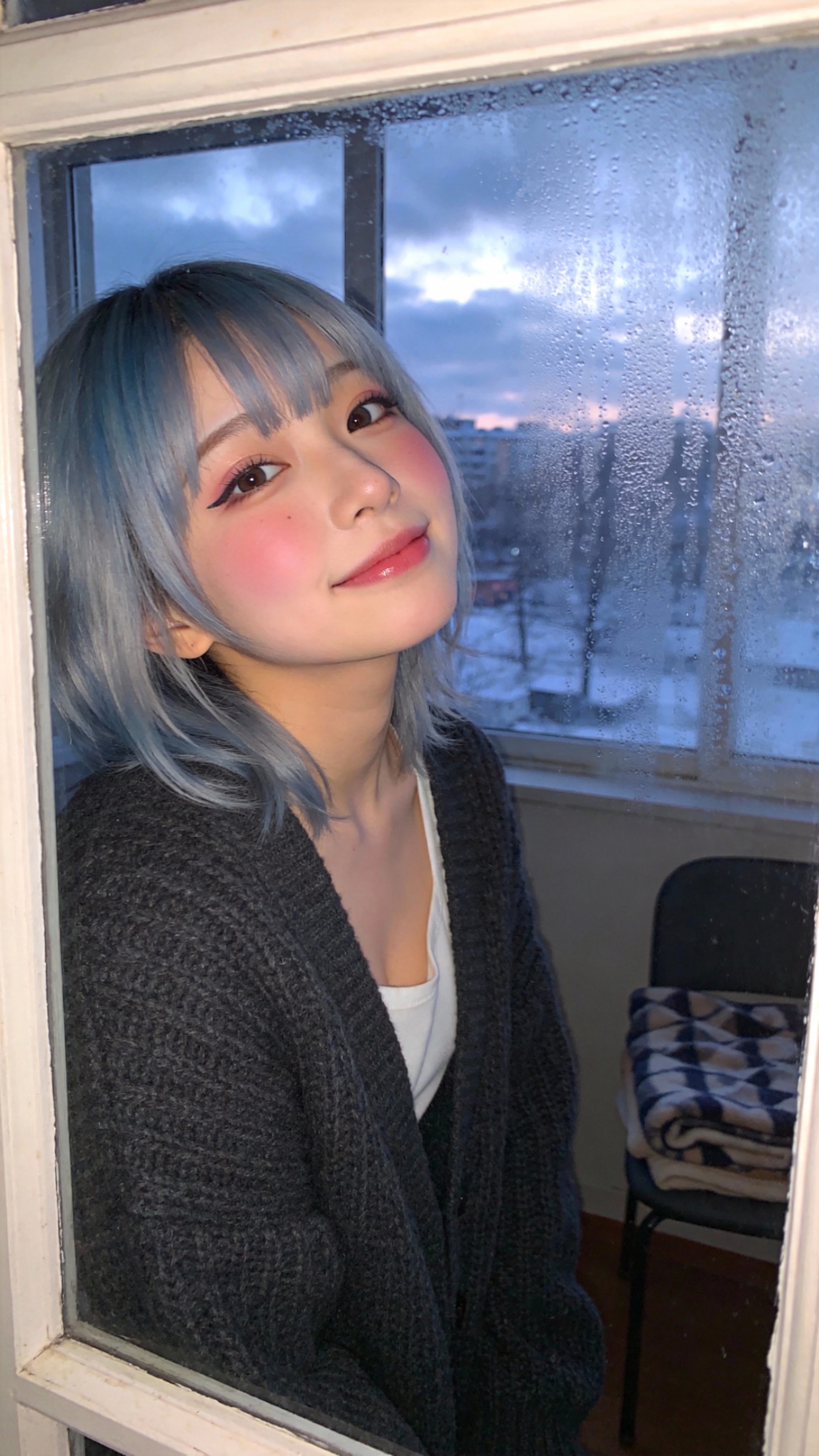 Window to the Blue Hour | chichi-pui（ちちぷい）AIグラビア・AIフォト専用の投稿＆生成サイト