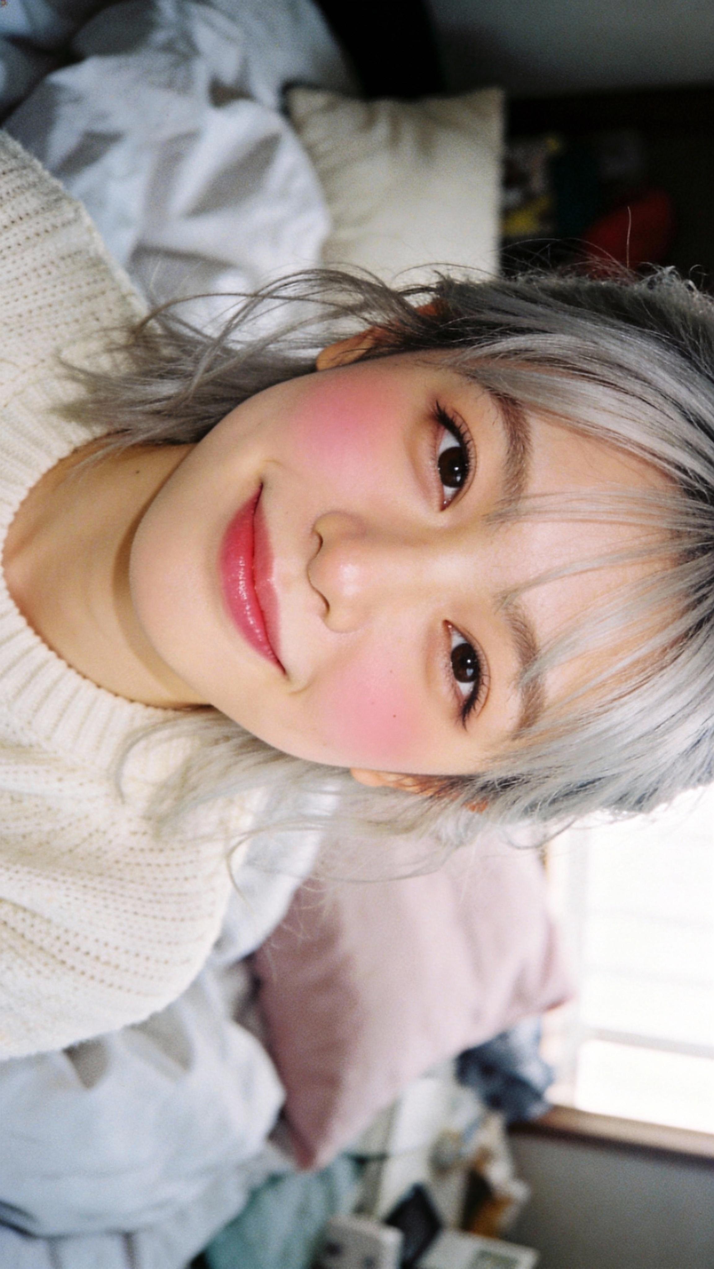 Window to the Blue Hour | chichi-pui（ちちぷい）AIグラビア・AIフォト専用の投稿＆生成サイト