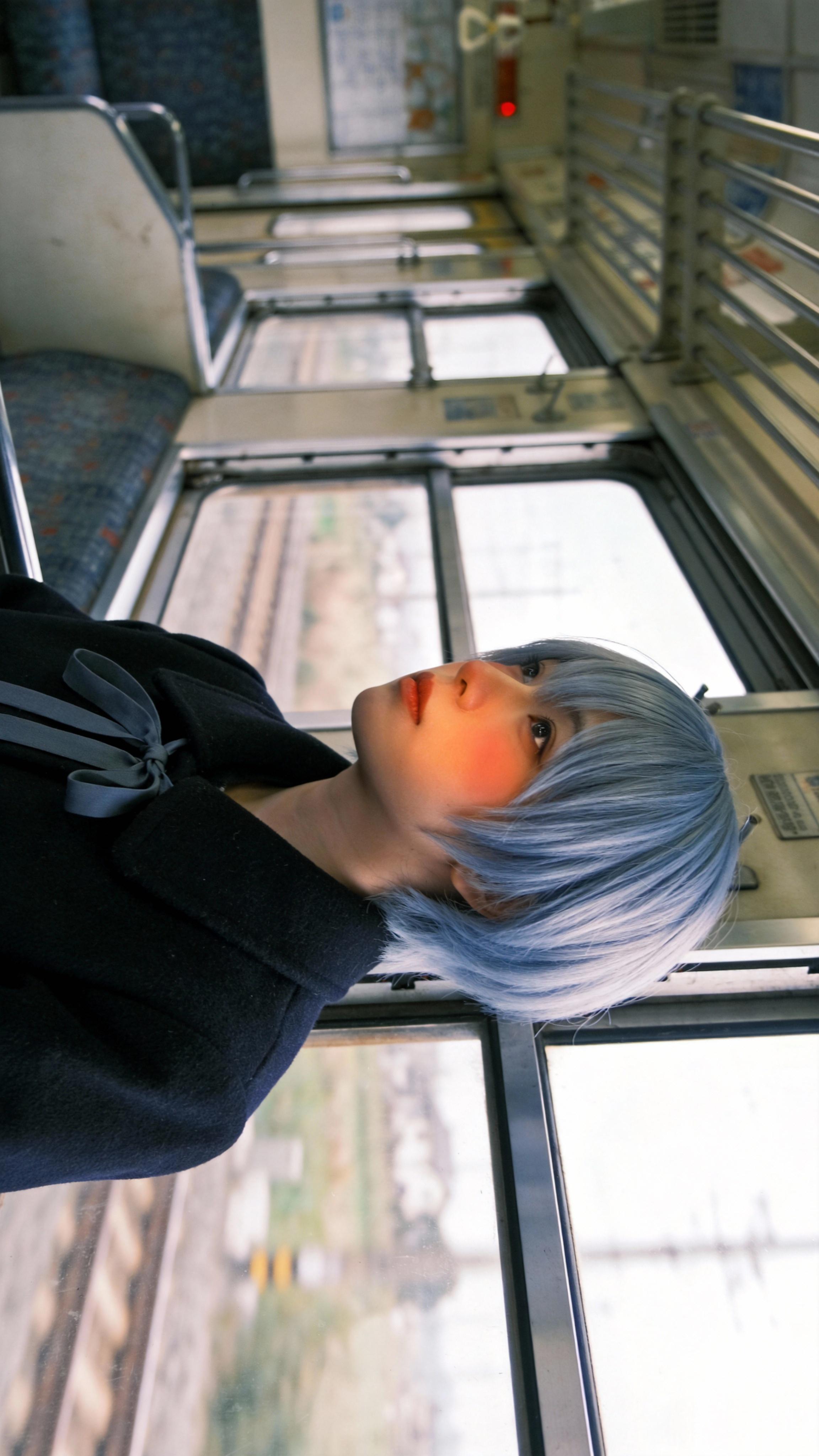 Window to the Blue Hour | chichi-pui（ちちぷい）AIグラビア・AIフォト専用の投稿＆生成サイト